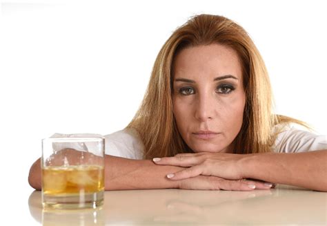 금발 낭비되는 누르면 음주 지저분한 알코올 여자 술마시기 가정 주부에 대한 스톡 사진 및 기타 이미지 가정 주부 고독 개념