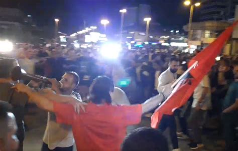 БЕСА ПРОСЛАВИ ПОБЕДА СО ЗУРЛИ И ТАПАНИ СРЕДЕ ТЕТОВО АЛБАНЦИТЕ СЕ ПОДЕЛИЈА ТЕТОВО НА БЕСА