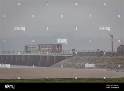 Br Class 156 Super Sprinter No 156463 Crosses Kent Viaduct At