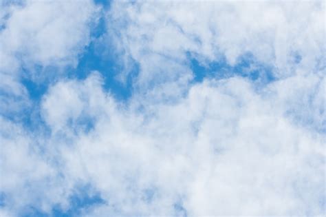 Голубое небо и облака Премиум Фото