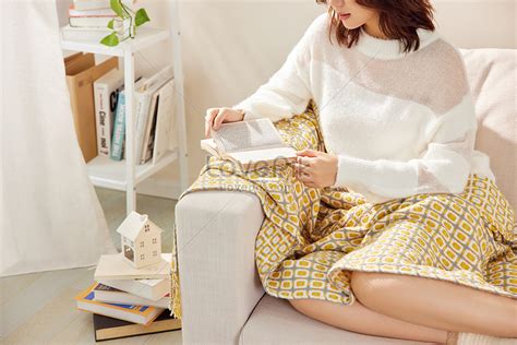 집에서 소파에 누워 책을 읽는 아름다운 여성 사진 무료 다운로드 Lovepik