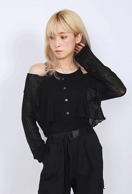 쿠치마치 오프숄더 크롭 버튼 가디건 3color 위시버킷