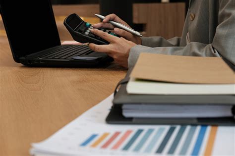 재정 고문 계산기를 사용 하 여 수익 및 예산 계산 회계사는 회계를 하 고입니다 회계 계산 만들기입니다 금융 및 경제 개념 개념에 대한 스톡 사진 및 기타 이미지 Istock