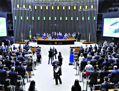 Câmara aprova projeto que criminaliza nudes criados por inteligência artificial O Tempo