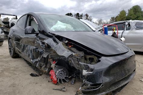 Reparar un Tesla sale tan caro que las aseguradoras prefieren subastar los autos eléctricos aun