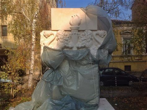 Нов паметник изникна ненадейно в София снимки Площад Славейков