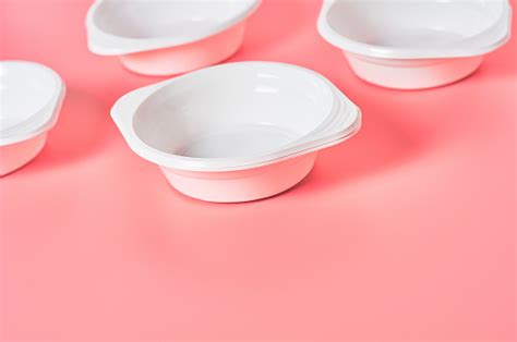 분홍색 배경에 흩어져있는 일회용 플라스틱 그릇 환경 생태 피크닉 파티 및 기타 이벤트에 대한 레크리에이션의 개념 복사 공간 0명에 대한 스톡 사진 및 기타 이미지 Istock