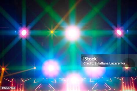무대 조명의 밝은 멀티 컬러 무지개 빛깔의 조명 배경 장면 성능 콘서트 조명 무대 조명에 대한 스톡 사진 및 기타 이미지 무대 조명 Performing Arts