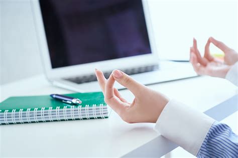 직장에서 명상 하는 조용한 사업가 Mudra에서 여성의 손에 초점을 맞추고 가까이 보기 직장에서 연습을 하는 평화로운 마음 챙김 직원 경감에 대한 스톡 사진 및 기타 이미지