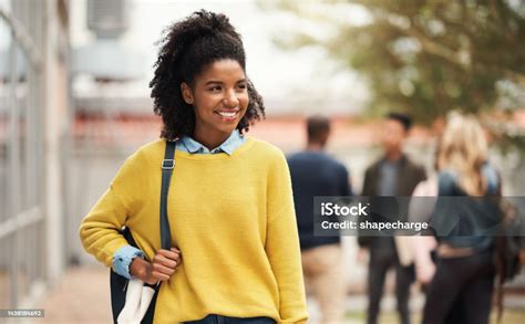 대학이나 캠퍼스에서 흑인 여성과 함께 자격있는 공부를하기 위해 수업에 걸어가는 학생 교육 및 학습 학업 대학 및 성장 야외 산책을 하는 여학생 장학금에 대한 스톡 사진 및