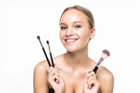 흰색 배경 위에 매력적인 얼굴 근처 메이크업 브러시와 아름다운 여자의 초상화 눈 신체 부분에 대한 스톡 사진 및 기타 이미지 눈 신체 부분 메이크업 화장품 백인종