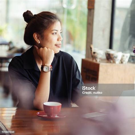카페에서 일하고 창 밖으로 보이는 아시아 여성 긍정적인 감정 표현에 대한 스톡 사진 및 기타 이미지 긍정적인 감정 표현 기업가 꿈꾸기 Istock