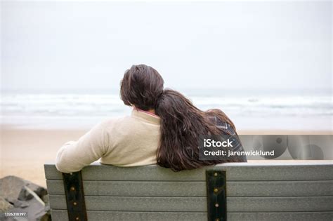 젊은 인종 부부는 바다에 의해 벤치에 함께 앉아 기대기에 대한 스톡 사진 및 기타 이미지 기대기 커플 어깨 Istock