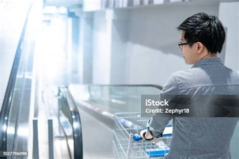 젊은 아시아 구매자 지주 쇼핑 카트 슈퍼마켓 또는 식료품가 게에 남자 쇼핑 라이프 스타일 개념 고객에 대한 스톡 사진 및 기타 이미지 Istock