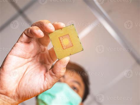 Take A Picture Of The Angle Of The Cpu Insertion There Is A Picture Of A Person Wearing A Mess