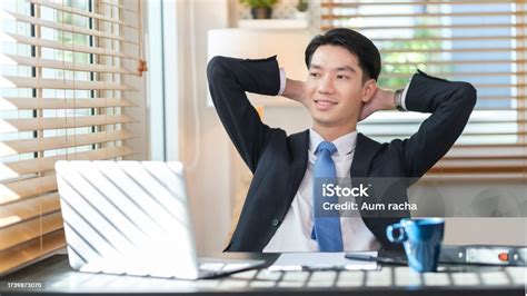 편안한 젊은 사업가가 책상에서 휴식을 취하고 머리 뒤로 손을 잡고 시선을 돌린다 스트레스 개념이 없습니다 사람들에 대한 스톡 사진 및 기타 이미지 Istock