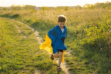 현장에서 우크라이나의 노란색과 파란색 깃발과 흰색 티셔츠에 우크라이나어 아이 소년 2022년 러시아의 우크라이나 침공에 대한 스톡 사진 및 기타 이미지 2022년