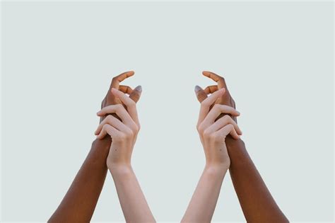 Retrato de mano de un joven caucásico mano de mujer sosteniendo algo sobre fondo blanco