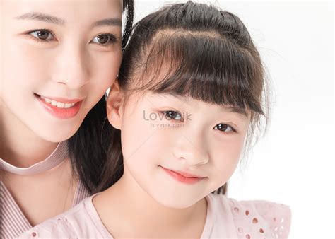 친밀한 젊은 엄마와 딸 사진 무료 다운로드 Lovepik