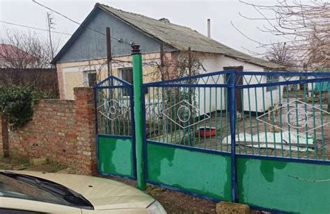 Коли мами не ста ло вітчим зажадав свою частку в її будинку нагадавши мені що він дбав про