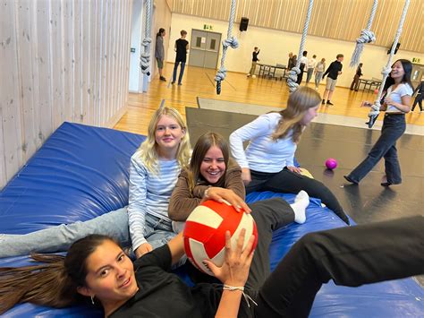 Les Elevenes Dom Over Den Nye Skolekafeen Som En Vegg Med Elever Som