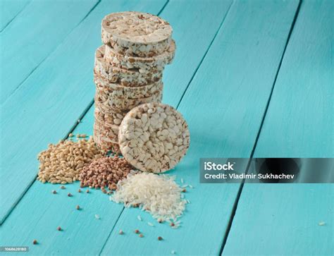 푸른 나무 테이블에 싱 싱 라운드 식이 메 밀 쌀 피트 니스 빵 체중 감량을 위한 음식입니다 0명에 대한 스톡 사진 및 기타 이미지 Istock