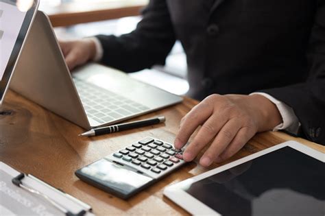 계산기 및 컴퓨터와 사무실에서 일 하는 재정 고문 회계사는 회계 및 수익 및 예산을 계산 하 고입니다 회계 계산 만들기입니다 금융 및 경제 개념 20 29세에 대한 스톡