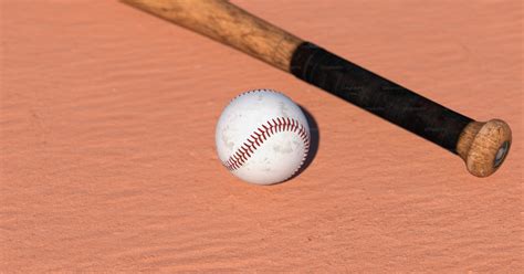 분홍색 표면에 야구 방망이와 야구공 사진 Unsplash의 야구 이미지