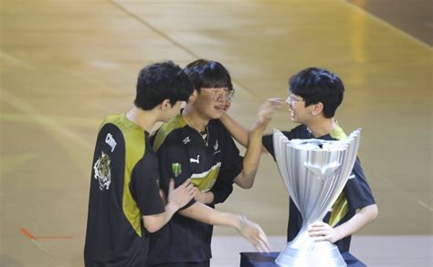 LMHT Tương tác đáng yêu giữa các tuyển thủ Gen G và Ruler khiến người hâm mộ cảm lạnh ONE