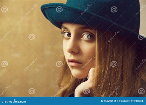 M Dchen Im Retro Gr Nen Hut Und Im Blonden Haar Stockfoto Bild Von M Dchen Person