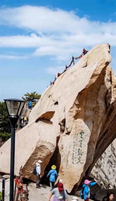 TRAGEDY Giant Rock Crashes Down On People Panic And Chaos As They