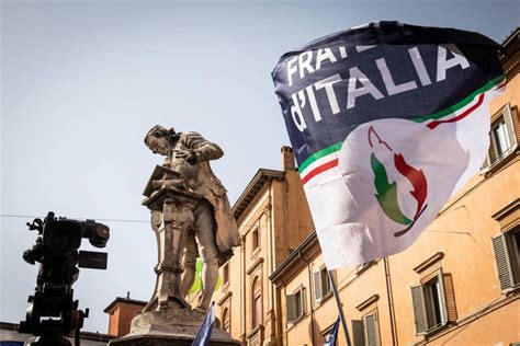 Италид албан харилцаанд гадаад үг ашиглахыг хориглох тухай хууль боловсруулжээ