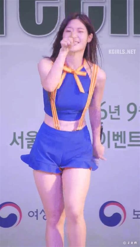 다이아 정채연 멜빵 때문에 도톰해진 민망한 의상