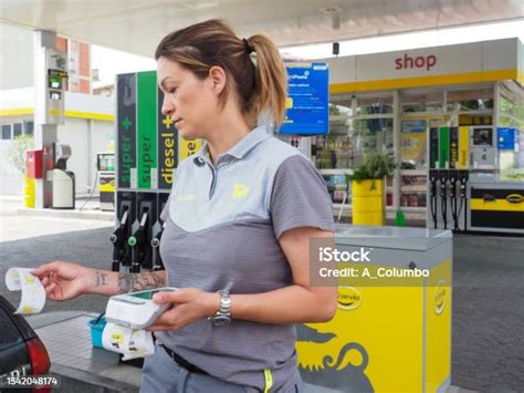 주유소 직원이 연료 펌프 근처 야외에서 고객으로부터 지불을 받는 여성 가솔린에 대한 스톡 사진 및 기타 이미지 가솔린 경제 고객 Istock