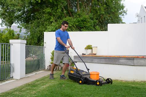 뒷마당에서 전기 잔디 깎는 기계로 잔디를 깎는 30대 중반 남성 35 39세에 대한 스톡 사진 및 기타 이미지 35 39세 Sable Color 남성 Istock