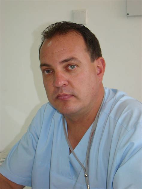 Д р Стефан Митроев Д р Стефан Митроев Пластичен хирург