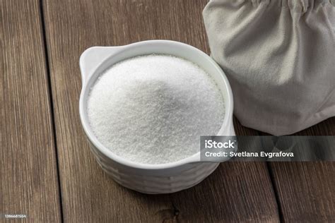 그릇에 흰색 정제 설탕과 가방에 유해한 건강에 해로운 음식의 개념 포도당과 당뇨병은 우울합니다 설탕 결핍 우아에 대한 스톡 사진