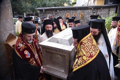 Патриарх Неофит посрещна мощите на св Евтимий патриарх Търновски Видео снимки