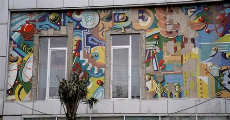 მოზაიკით დაფარულ კედელზე ფანჯრები თბილისის მერიის ნებართვით ამოჭრეს