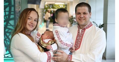 Изписаха бебе от болницата, облечено в 120-годишна носия