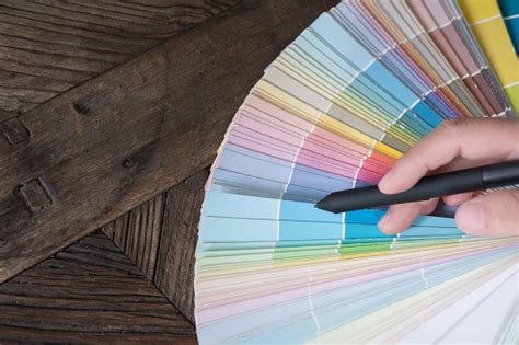 샘플러 색상 견본 또는 카탈로그 팔레트에서 색상을 선택 하는 그래픽 또는 인테리어 디자이너 Cmyk에 대한 스톡 사진 및 기타 이미지 Cmyk 고름 기업 재무와 산업