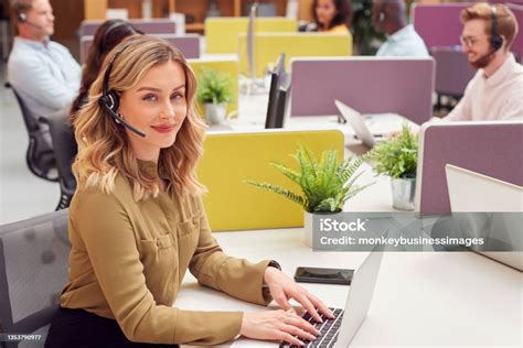 바쁜 고객 서비스 센터에서 발신자에게 말하는 전화 헤드셋을 착용한 사업가의 초상화 콜 센터에 대한 스톡 사진 및 기타 이미지 콜 센터 20 29세 25 29세