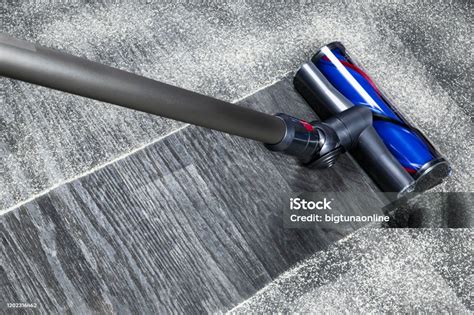 바닥에 진공 청소기 집 청소 개념입니다 청소 전후 더럽고 깨끗한 지역 청소 진공 청소기를 청소하는 동안 최신 진공 청소기 청소 서비스 가사 집안일에 대한 스톡 사진 및 기타