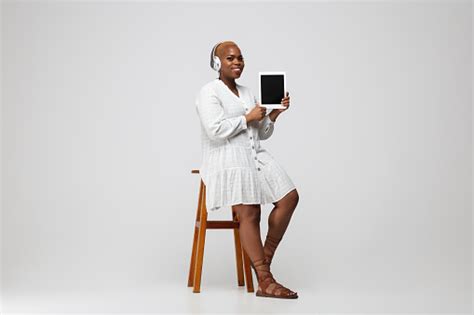 회색 배경에 캐주얼 착용젊은 아프리카 계 미국인 여성 바디 포지티브 여성 캐릭터 플러스 크기 사업가 아프리카 민족에 대한 스톡 사진 및 기타 이미지 Istock