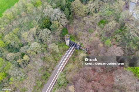 유명한 브람호프 터널 노스 포털 호스포스 역과 웨스트 요크셔의 아딩턴 육교 사이의 해로게이트 라인에서 위에서 고딕 성 같은 포털과 철도 터널을 공중 영상 드론 시점에 대한