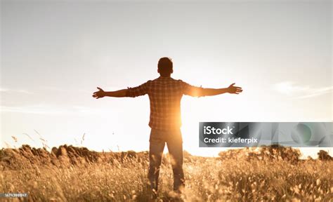팔을 뻗은 채 자연의 일출 들판에 서 있는 행복한 젊은이 회복에 대한 스톡 사진 및 기타 이미지 회복 남자 아시아인