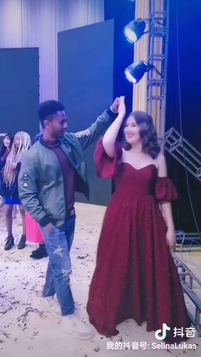 رقص دختر هزاره با دوست پسر سیاه پوست در محوطه دانشگاه😱زندگی دانشجویی