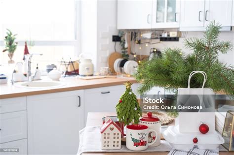 흰색 주방의 테이블에 음식 배달 서비스 컨테이너가 크리스마스와 새해를 축하하기 위해 축제로 제공됩니다 절약 시간 뜨거운 주문