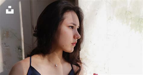 꽃다발을 들고 있는 파란 드레스를 입은 여자 사진 Unsplash의 무료 꽃 이미지