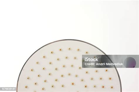 더러운 석회화 원형 샤워 헤드와 팔 크롬 믹서 탭 녹과 석회질이 있는 수도꼭지 경수의 플라크 클로즈업 바닥 보기 청소 회사 개념입니다 0명에 대한 스톡 사진 및 기타 이미지